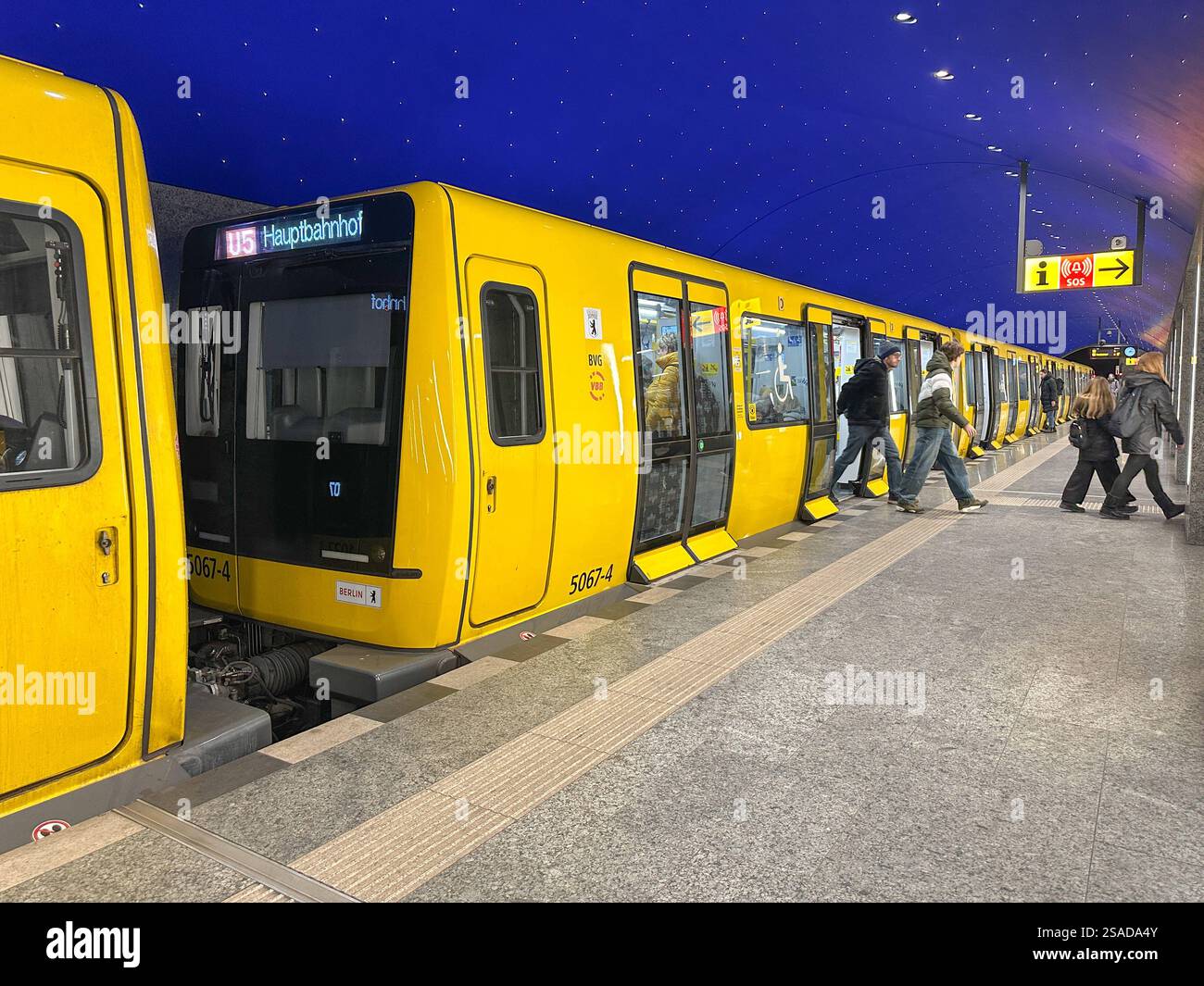 U-Bahn Zug der Berliner Verkehrsbetriebe BVG. Station Museumsinsel, U-5 ...