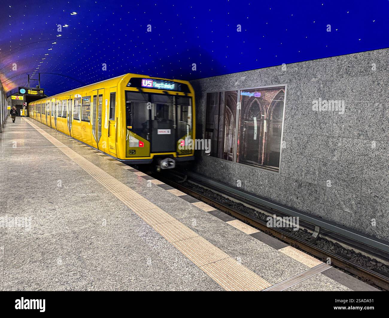 U-Bahn Zug der Berliner Verkehrsbetriebe BVG. Station Museumsinsel, U-5 ...