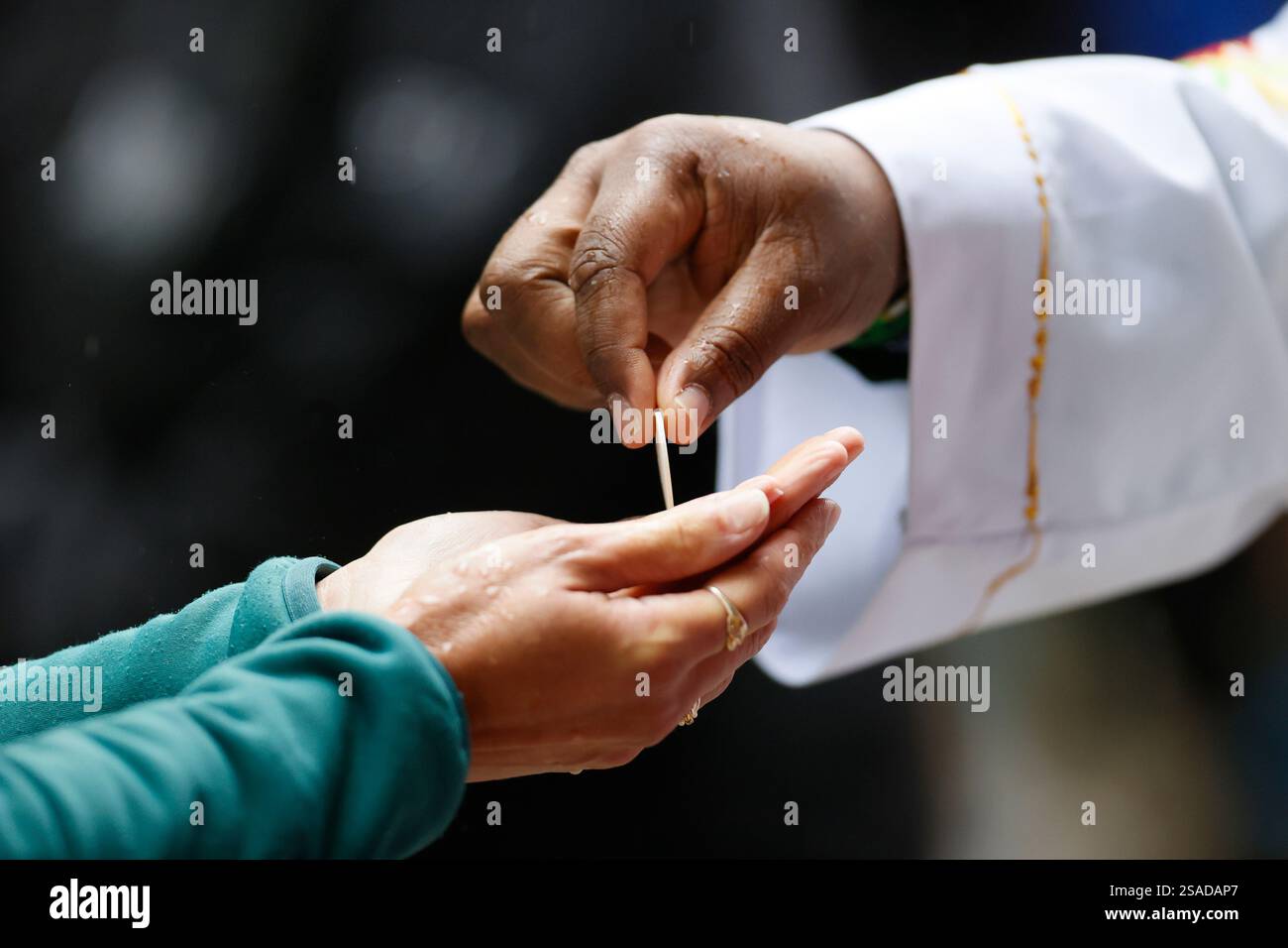 Receiving communion wafer hi-res stock photography and images - Alamy