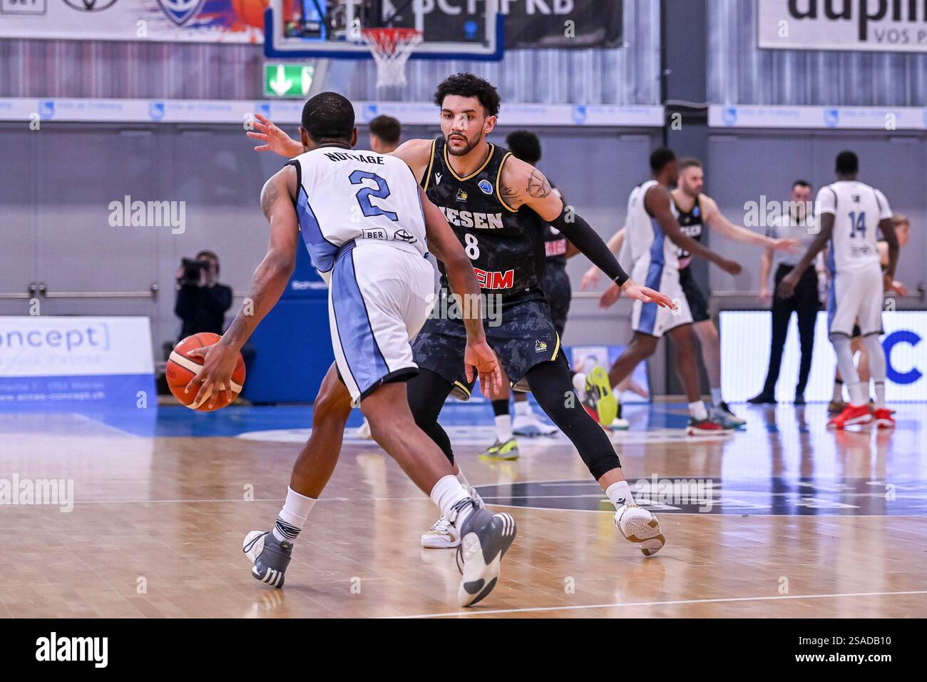Eric Nottage (Fribourg Olympic Basket, #02) am Ball vor Hunter ...
