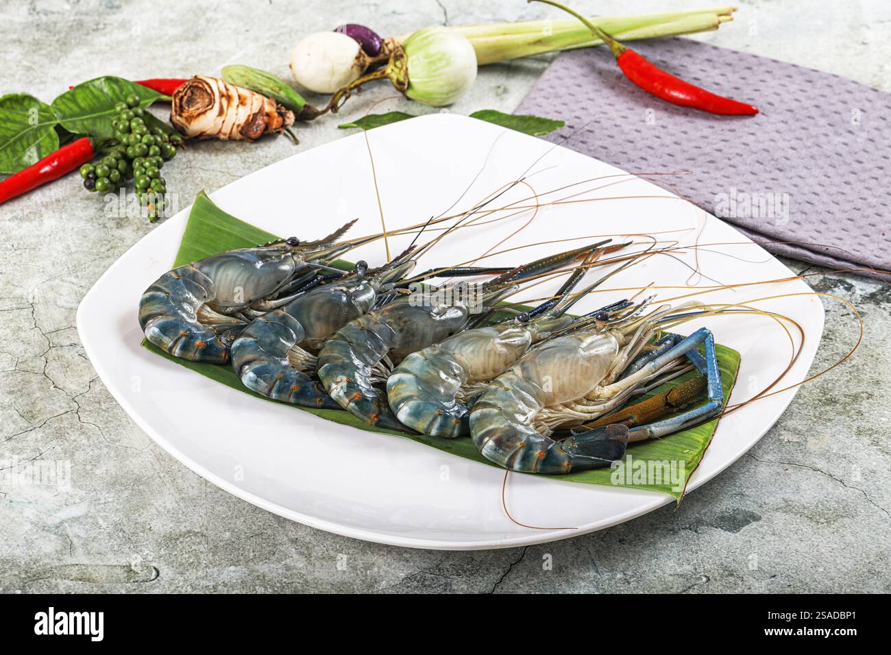 Raw blue river prawn in the plate for cooking Stock Photo - Alamy