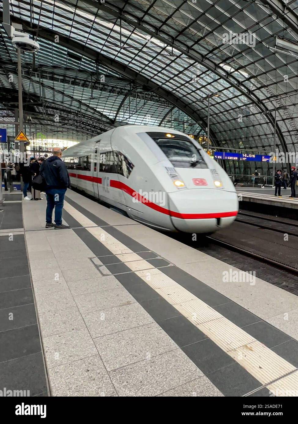 Eisenbahnverkehr in Berlin HBF Intercity Express Zug der Deutschen Bahn ...