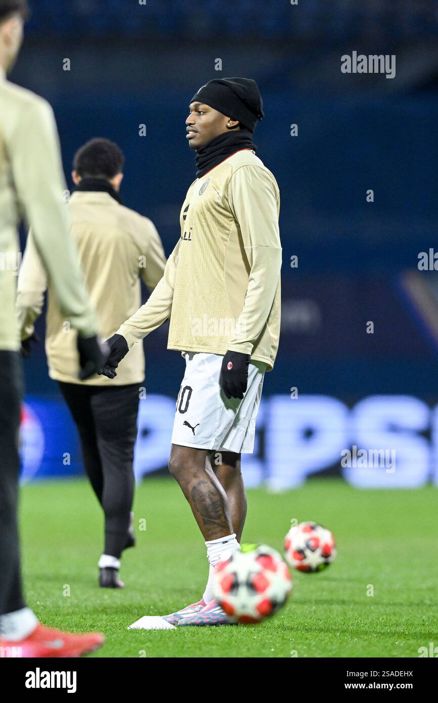 Zagreb, Croatia. 29th Jan, 2025. Rafael Leao of AC Milan warms up prior ...