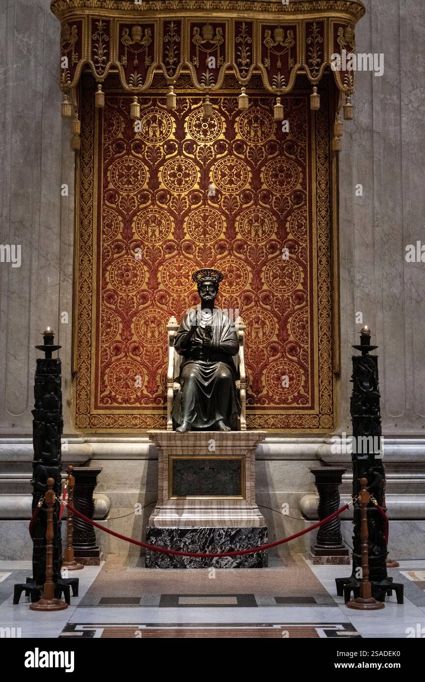 St. Peter's Bronze statue in Basilica Stock Photo - Alamy