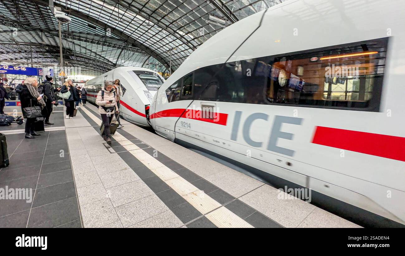 Eisenbahnverkehr in Berlin HBF Intercity Express Zug der Deutschen Bahn ...