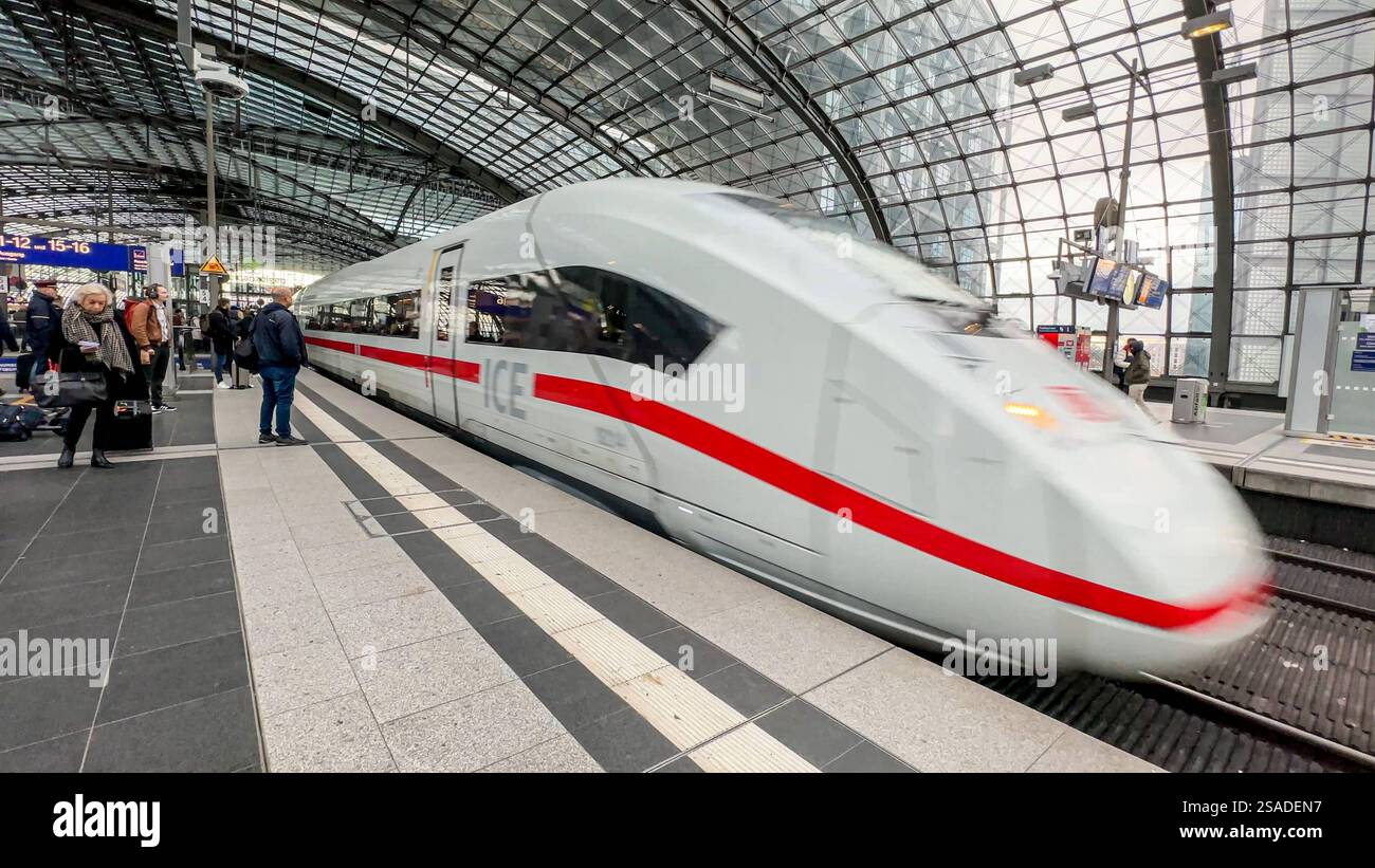 Eisenbahnverkehr in Berlin HBF Intercity Express Zug der Deutschen Bahn. ICE / ICE4. DEU ...