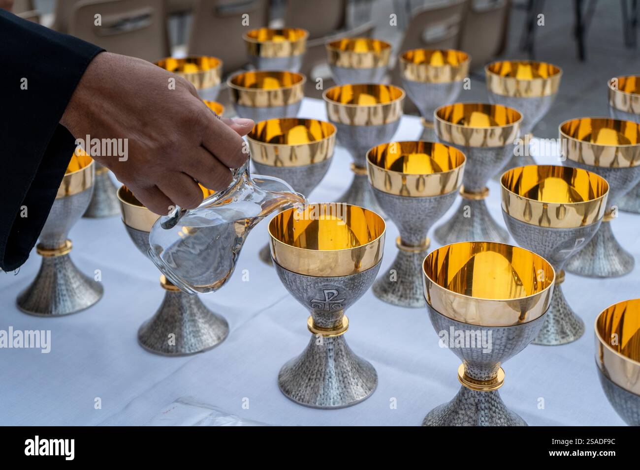 The Holy communion. Catholic mass Stock Photo - Alamy