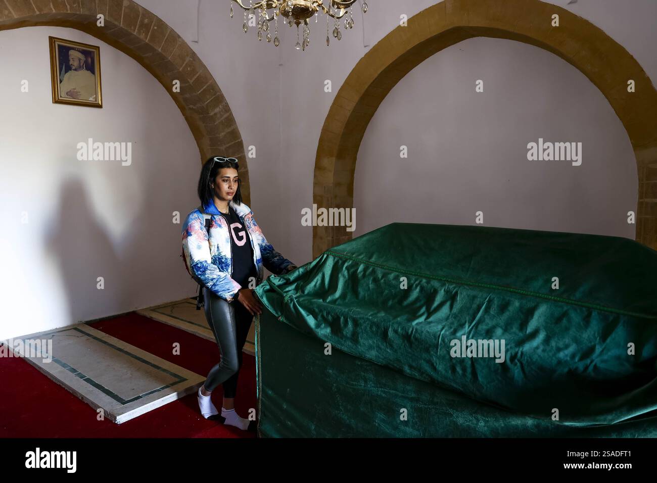 Moroccan woman praying in a zaouia Al Harratia in Sale, Morocco Stock ...