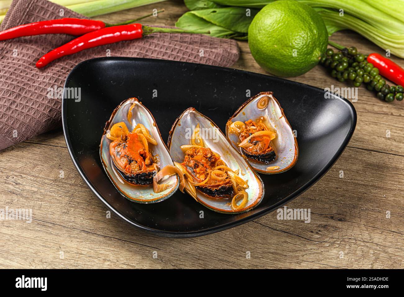 Steamed Messels with lemongrass and tomato Stock Photo - Alamy