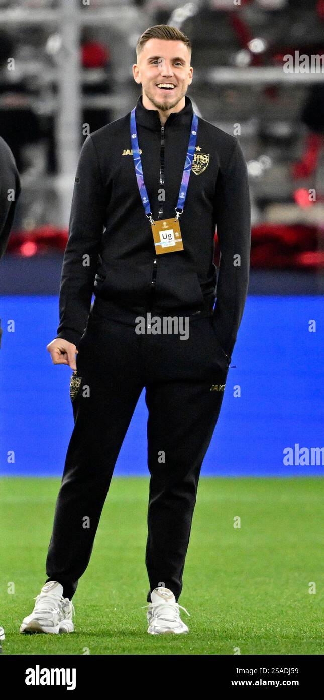 vor Spielbeginn: Ermedin Demirovic VfB Stuttgart (09) Platzbegehung VfB ...