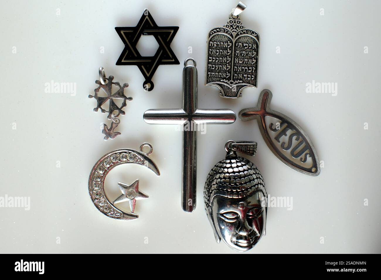 Symbols of major religions: Islam, Judaism, Catholicism, Buddhism and ...