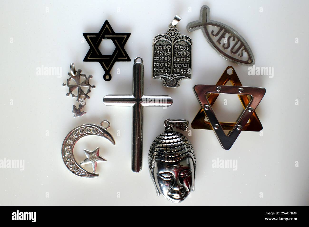 Symbols of major religions: Islam, Judaism, Catholicism, Buddhism and ...