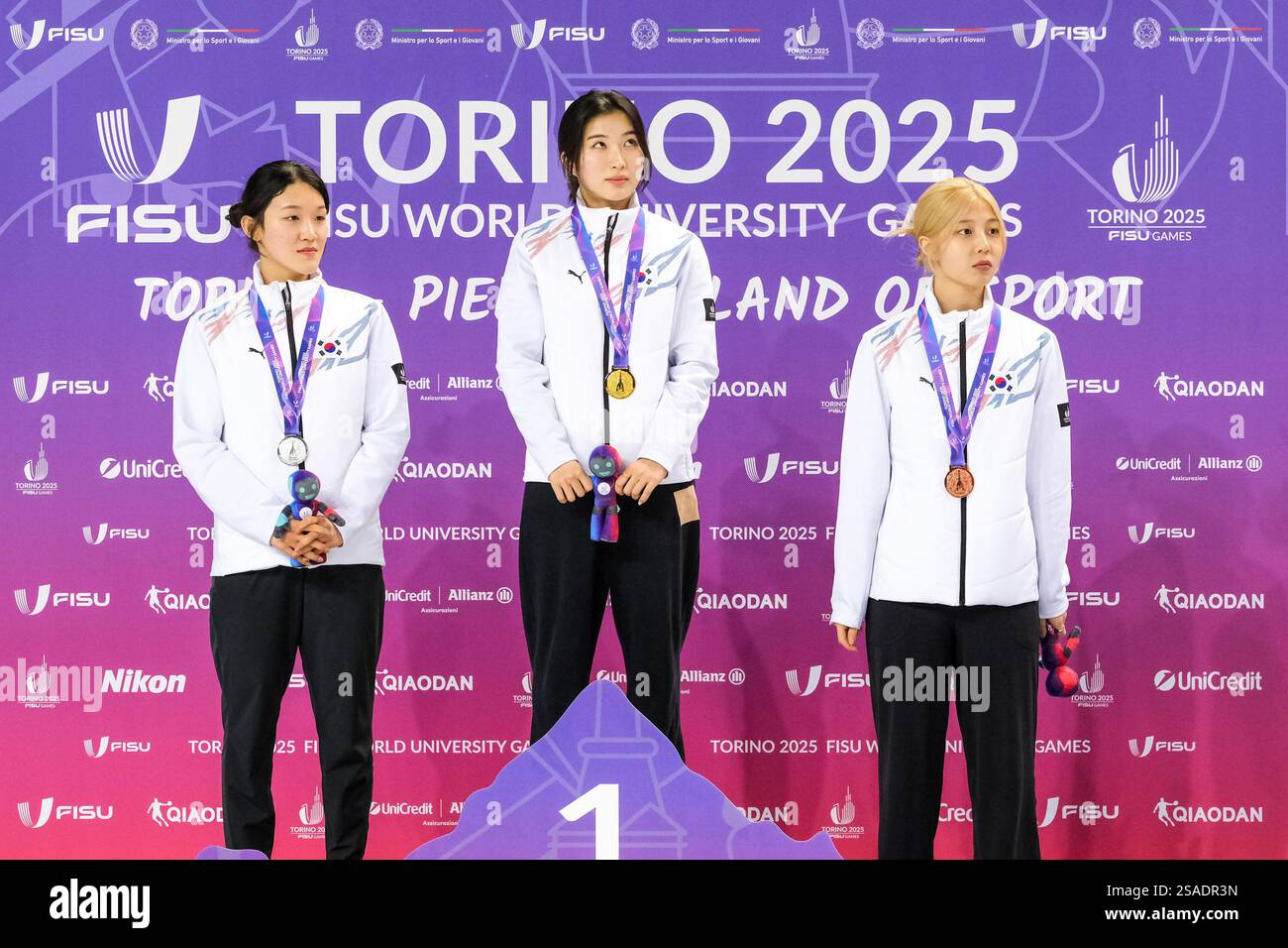 Gilli Kim (KOR) (C) in first place, Whimin Seo (KOR) (L) in second ...