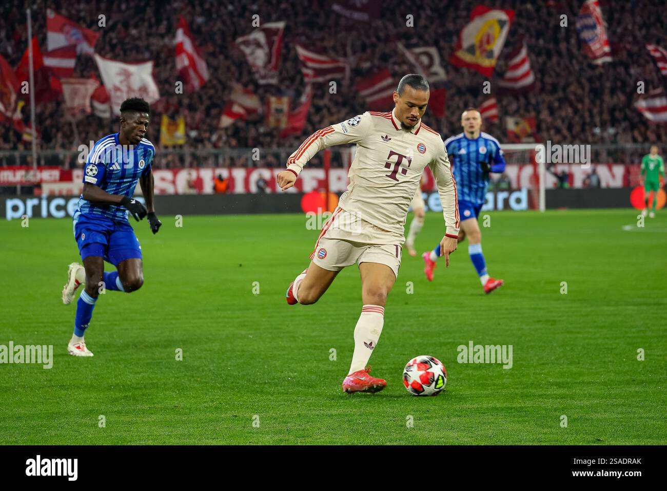 Leroy Sane (FC Bayern Muenchen, #10) mit Ball, mit Sharani Zuberu (SK ...