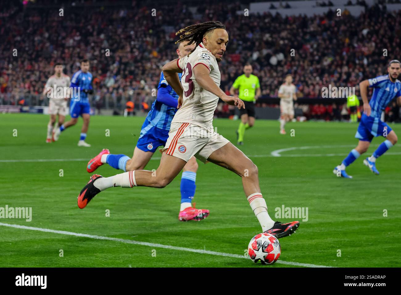 Sacha Boey (FC Bayern Muenchen, #23) mit Ball, GER, FC Bayern Muenchen ...