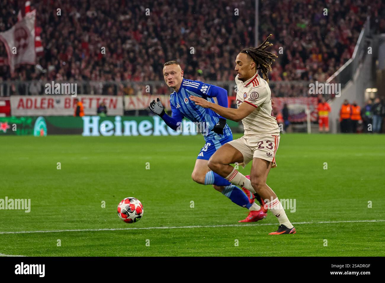 Sacha Boey (FC Bayern Muenchen, #23) mit Ball, mit Nino Marcelli (SK ...