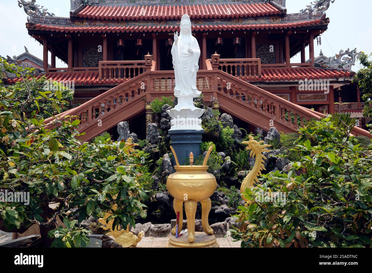 Phuoc Duyen buddhist pagoda. Quan Am (Quanyin) bodhisattva of ...