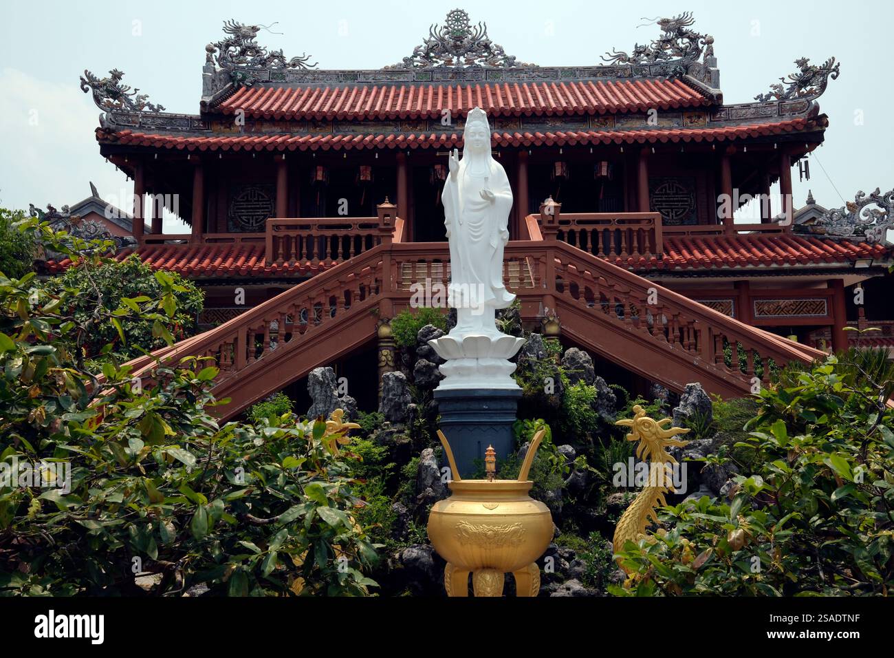 Phuoc Duyen buddhist pagoda. Quan Am (Quanyin) bodhisattva of ...