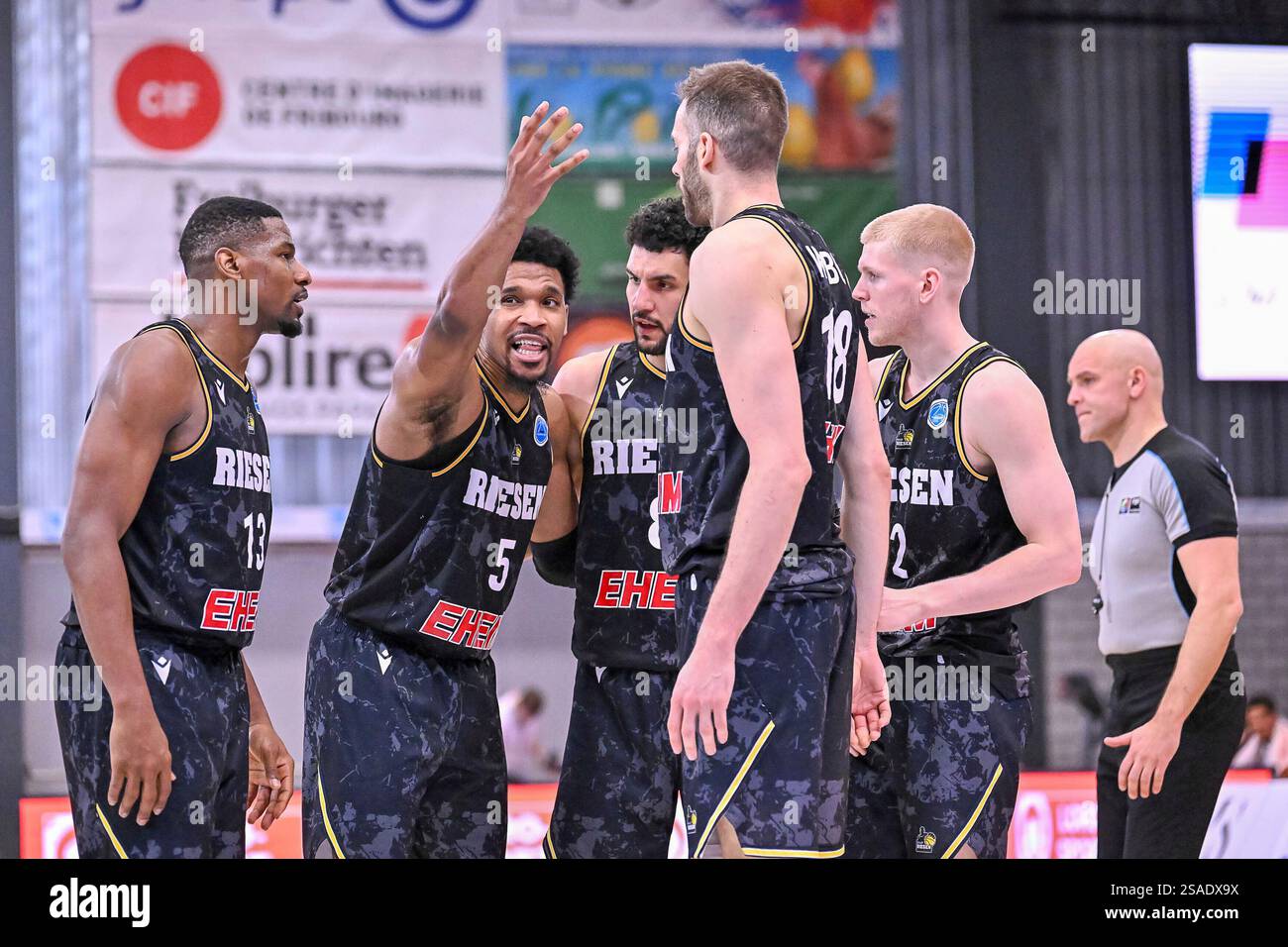 Yorman Polas Bartolo (MHP Riesen Ludwigsburg, #13), Justin Simon (MHP ...