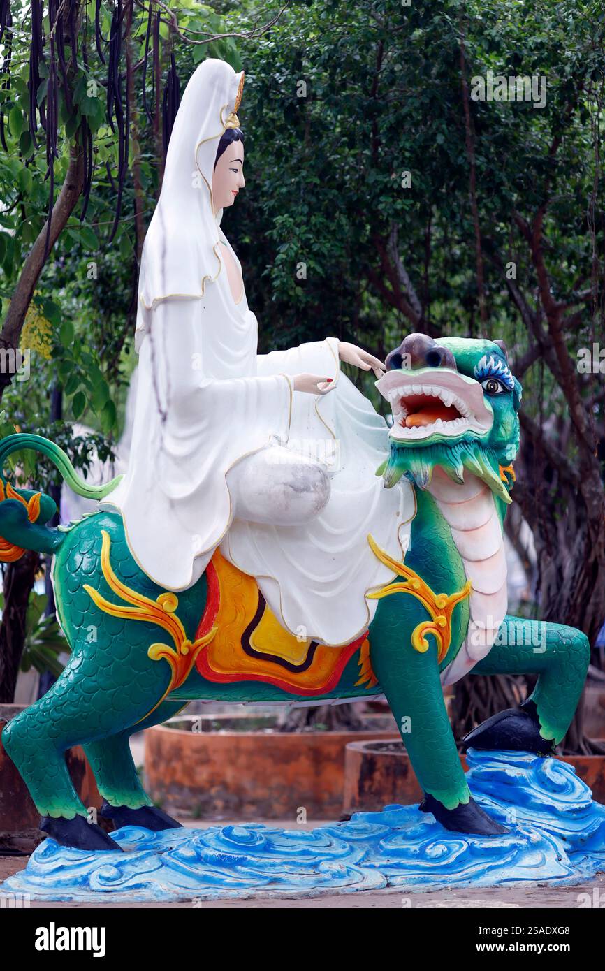 Quan Am Phat Dai buddhist temple. Quan Am (Quanyin) bodhisattva of ...