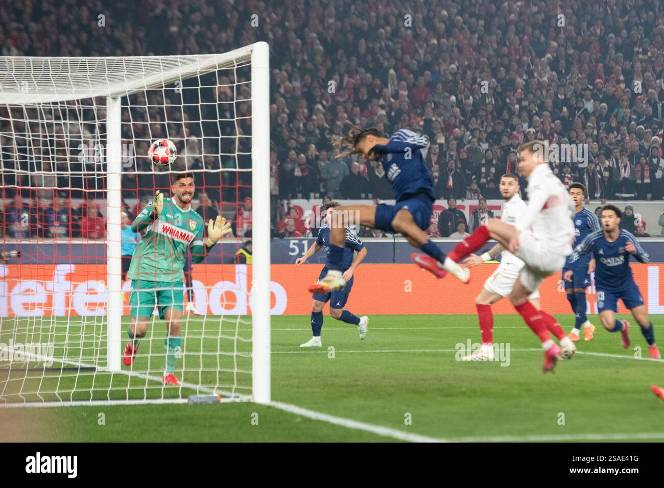 Stuttgart, Deutschland. 29th Jan, 2025. Tor zum 0:1 durch Bradley Barcola (Paris Saint-Germain ...
