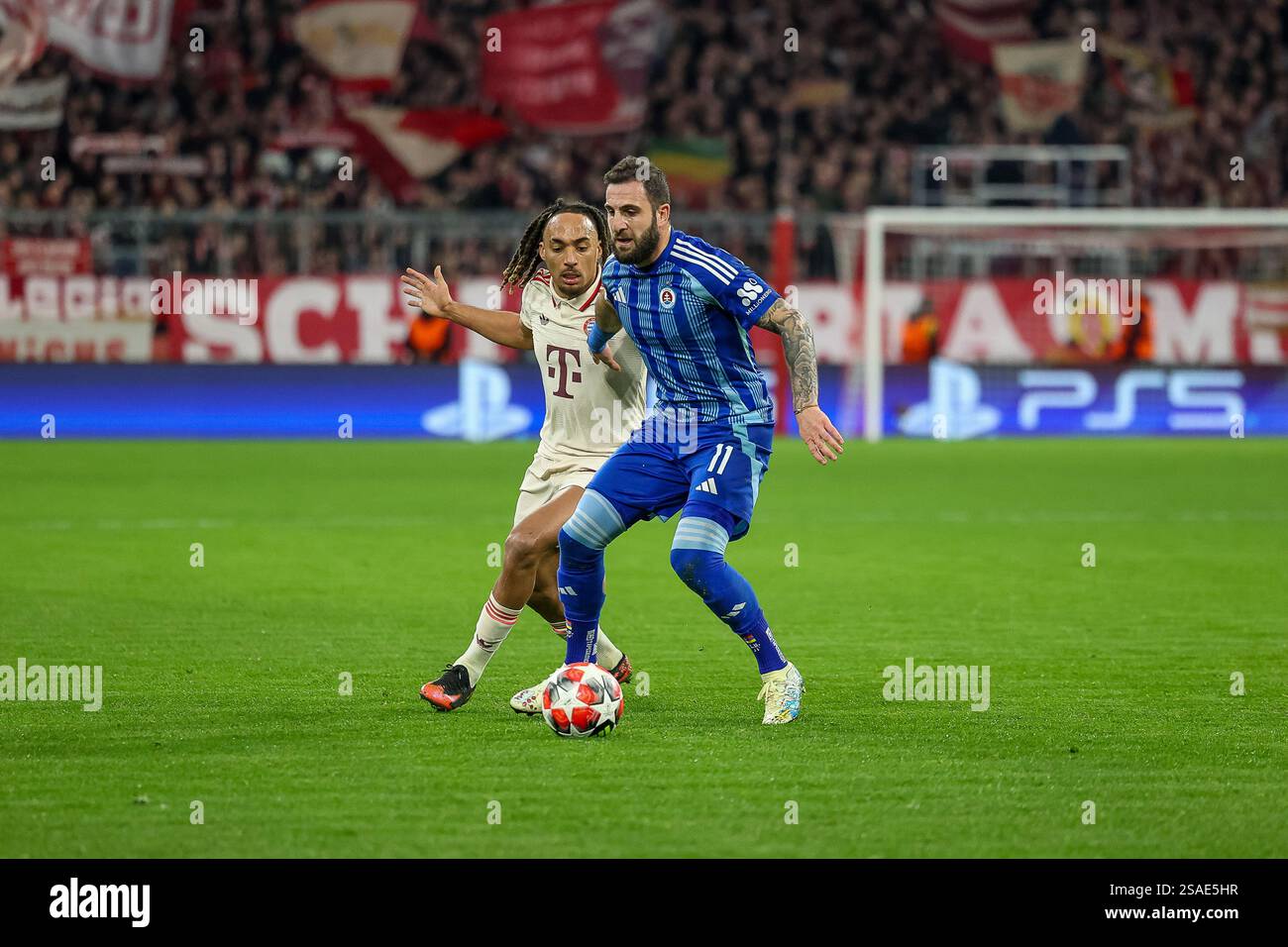Sacha Boey (FC Bayern Muenchen, #23) im Duell mit Tigran Barseghyan (SK ...