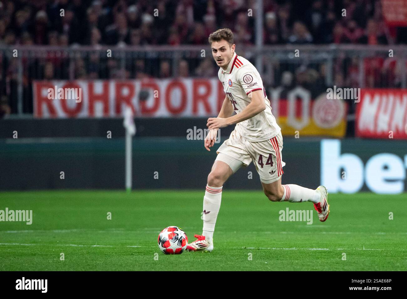 Josip Stanisic (FC Bayern Muenchen, #44) am Ball, GER, FC Bayern ...