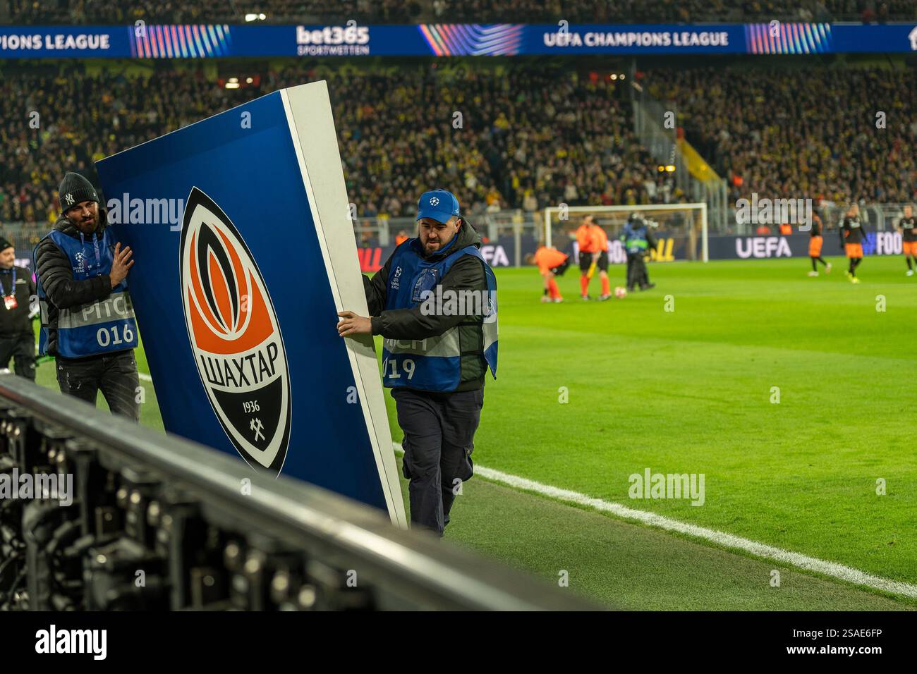 Zwei Helfer tragen das Logo von Schachtar Donezk vom Platz, GER BVB ...
