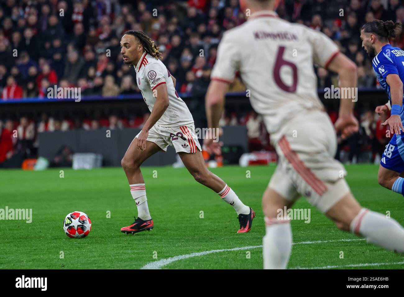 Sacha Boey (FC Bayern Muenchen, #23) mit Ball, GER, FC Bayern Muenchen ...