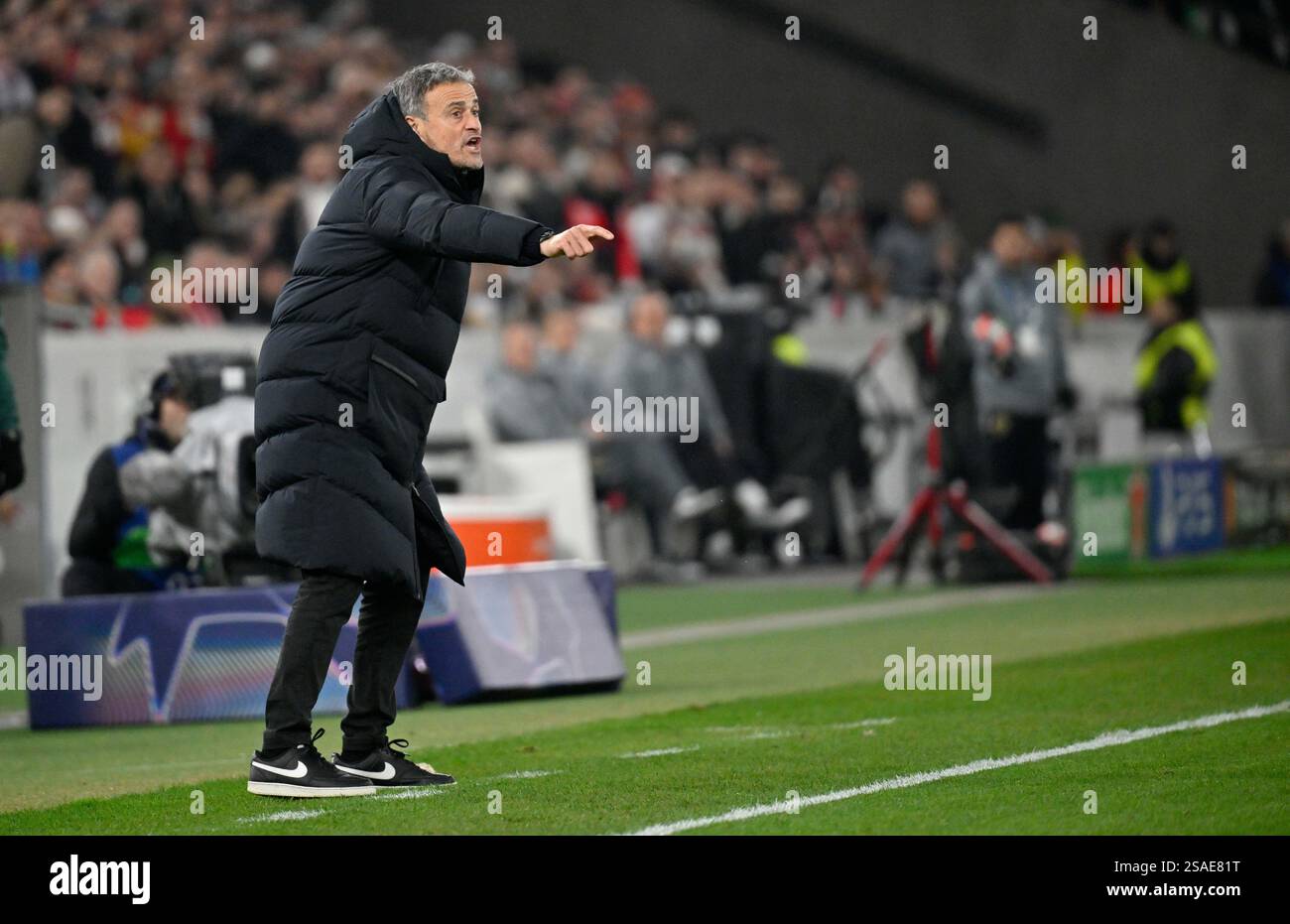 Trainer Coach Luis Enrique FC Paris Saint-Germain PSG am Spielfeldrand ...