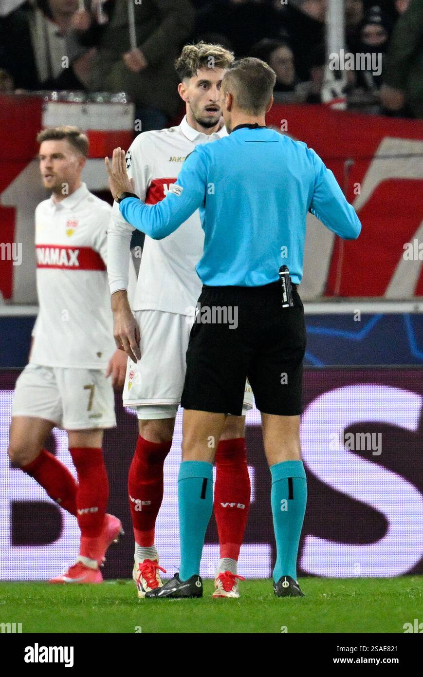 Schiedsrichter Referee Davide Massa (ITA) Gestik Geste im Gespraech Diskussion mit Atakan ...