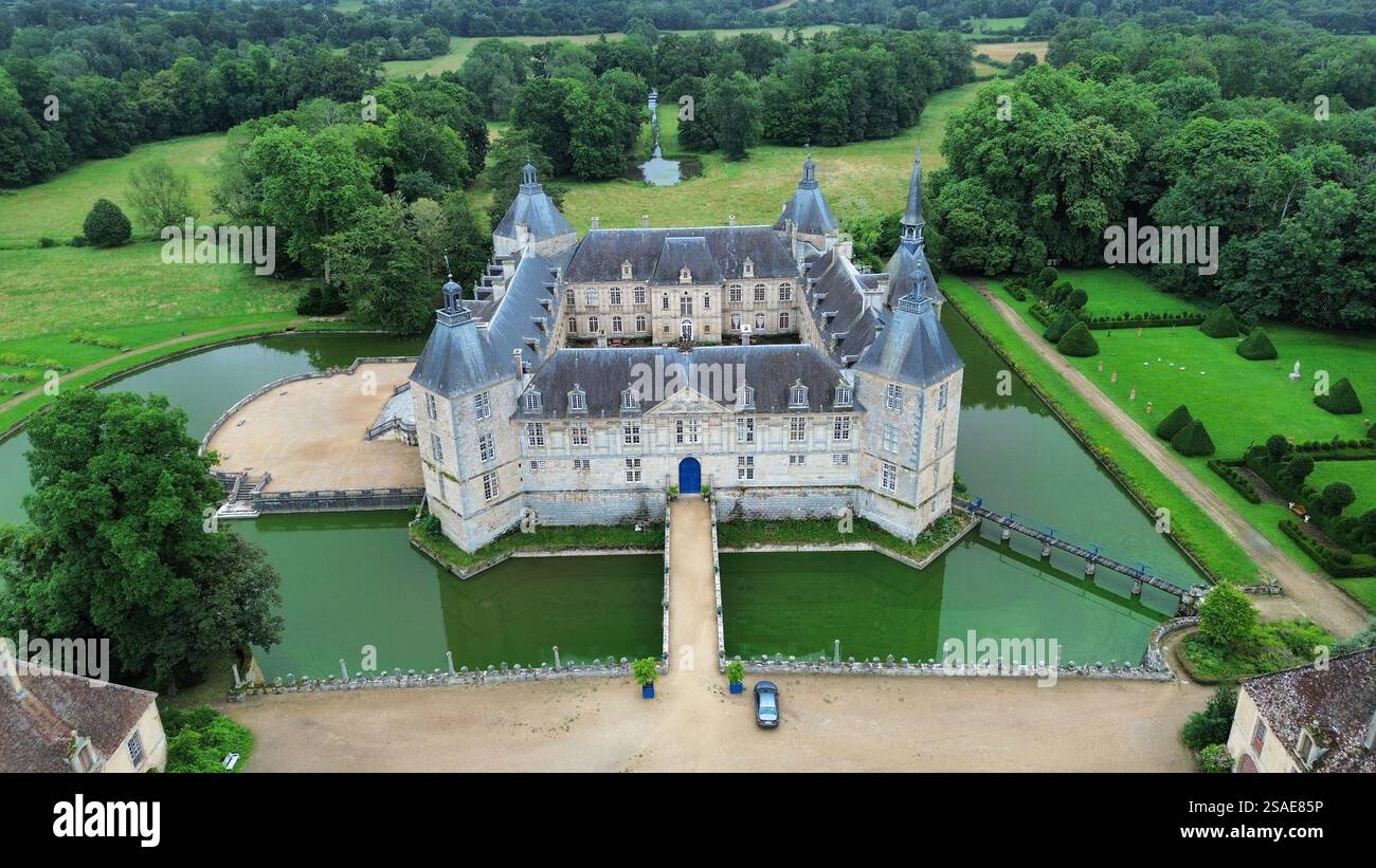 Chateau de sully en bourgogne hi-res stock photography and images - Alamy