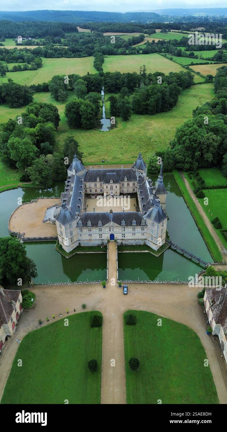 Chateau de sully en bourgogne hi-res stock photography and images - Alamy