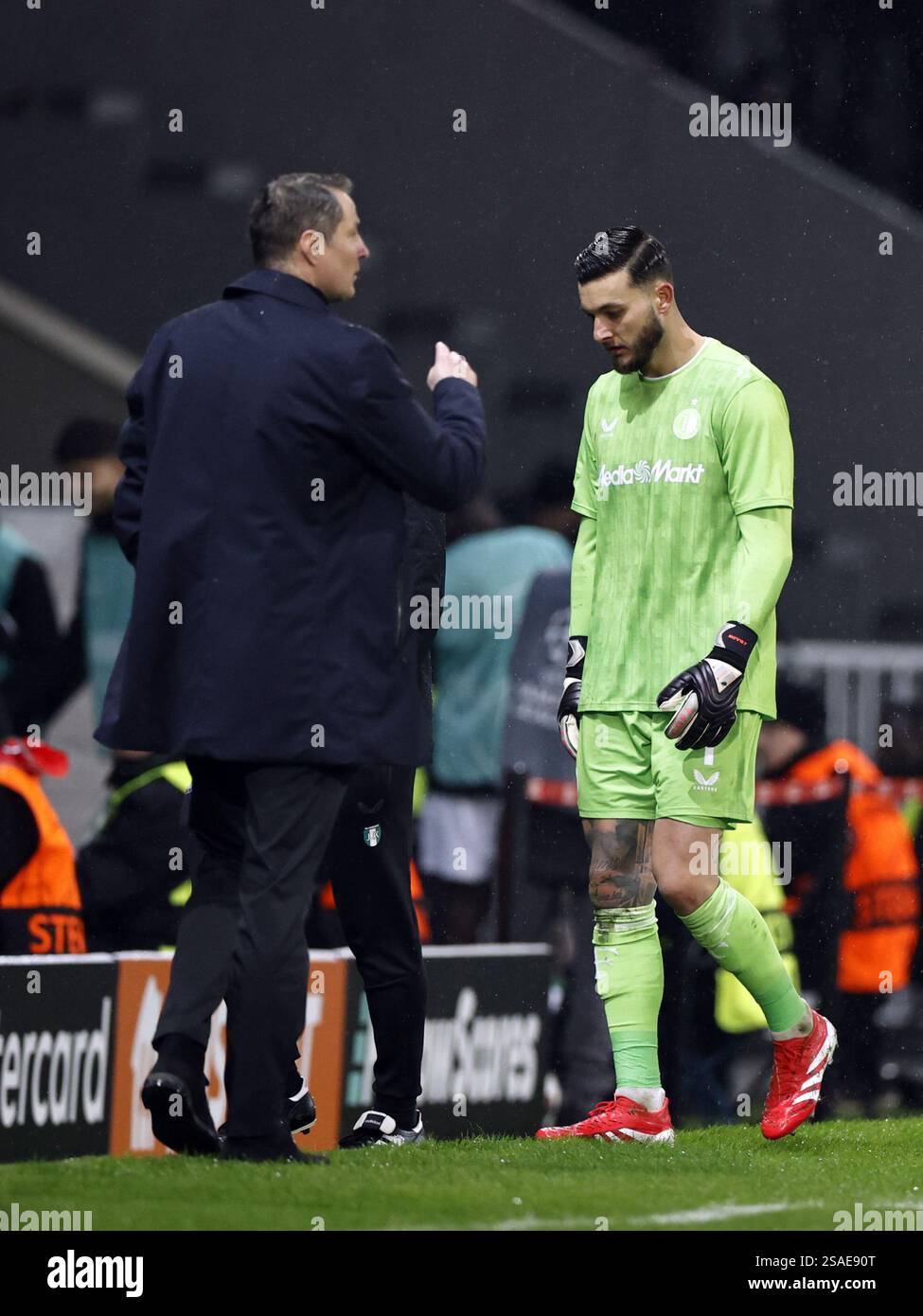 LILLE - Feyenoord goalkeeper Justin Bijlow leaves the pitch injured ...