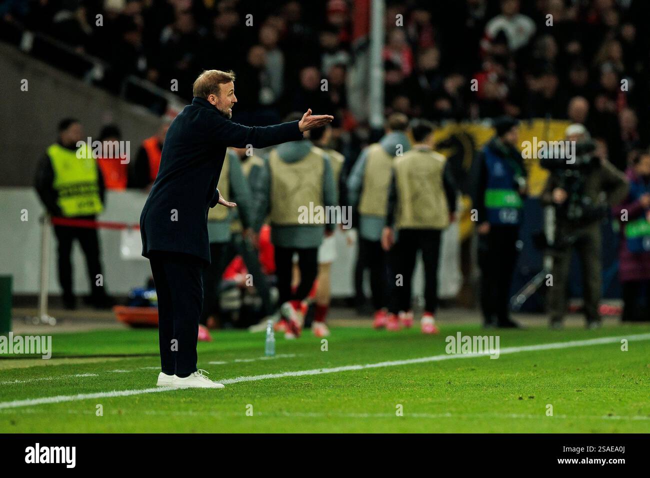 Stuttgart, Deutschland. 29th Jan, 2025. Sebastian Hoene? (Cheftrainer ...