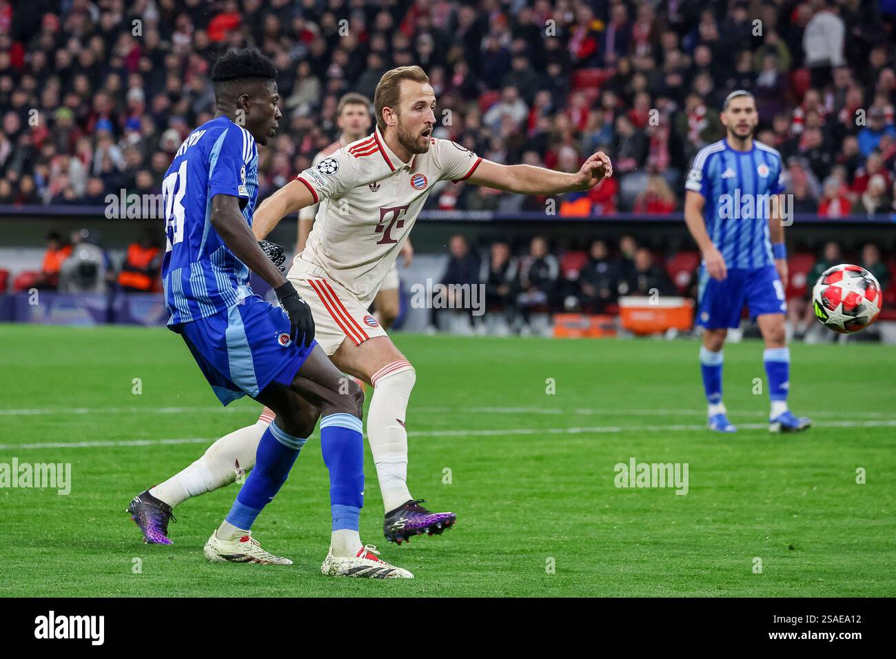 Muenchen, Deutschland. 29th Jan, 2025. Sharani Zuberu (SK Slovan ...