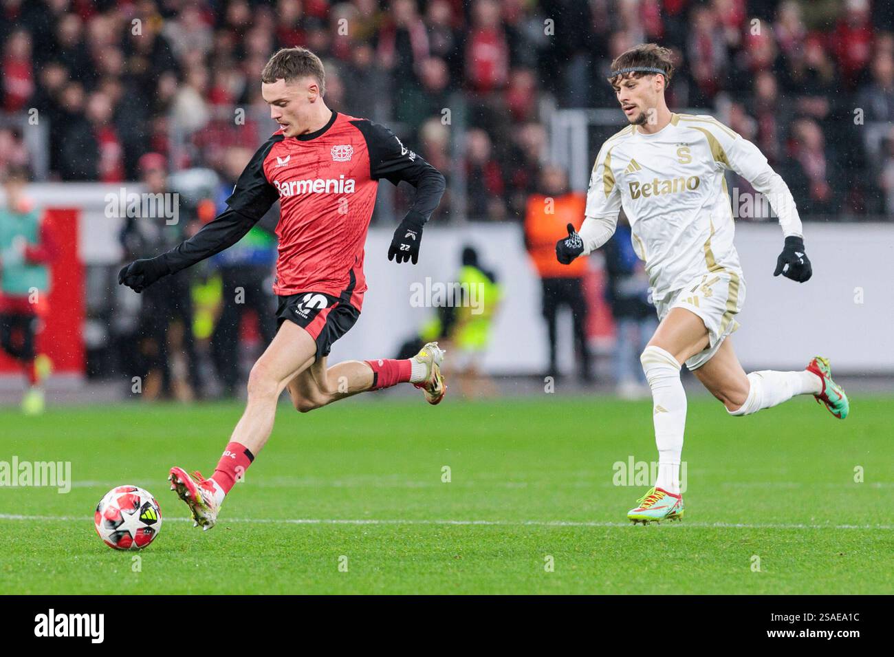 Leverkusen, Deutschland. 29th Jan, 2025. Florian Wirtz (Bayer 04 Leverkusen, #10) verfolgt von ...