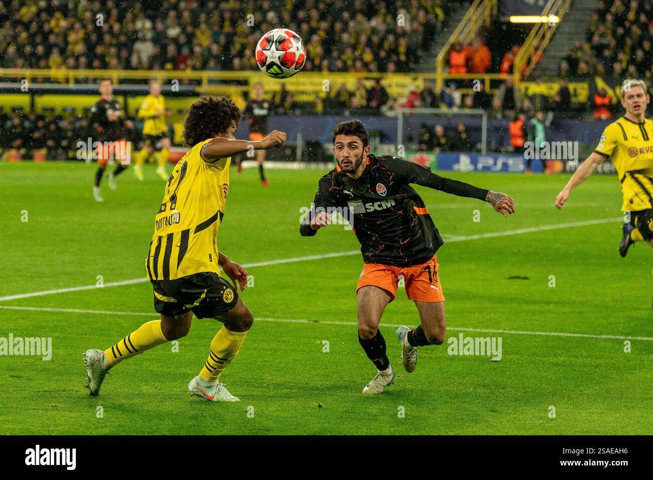 Karim Adeyemi (Borussia Dortmund 09, #27) gegen Irakli Azarovi ...