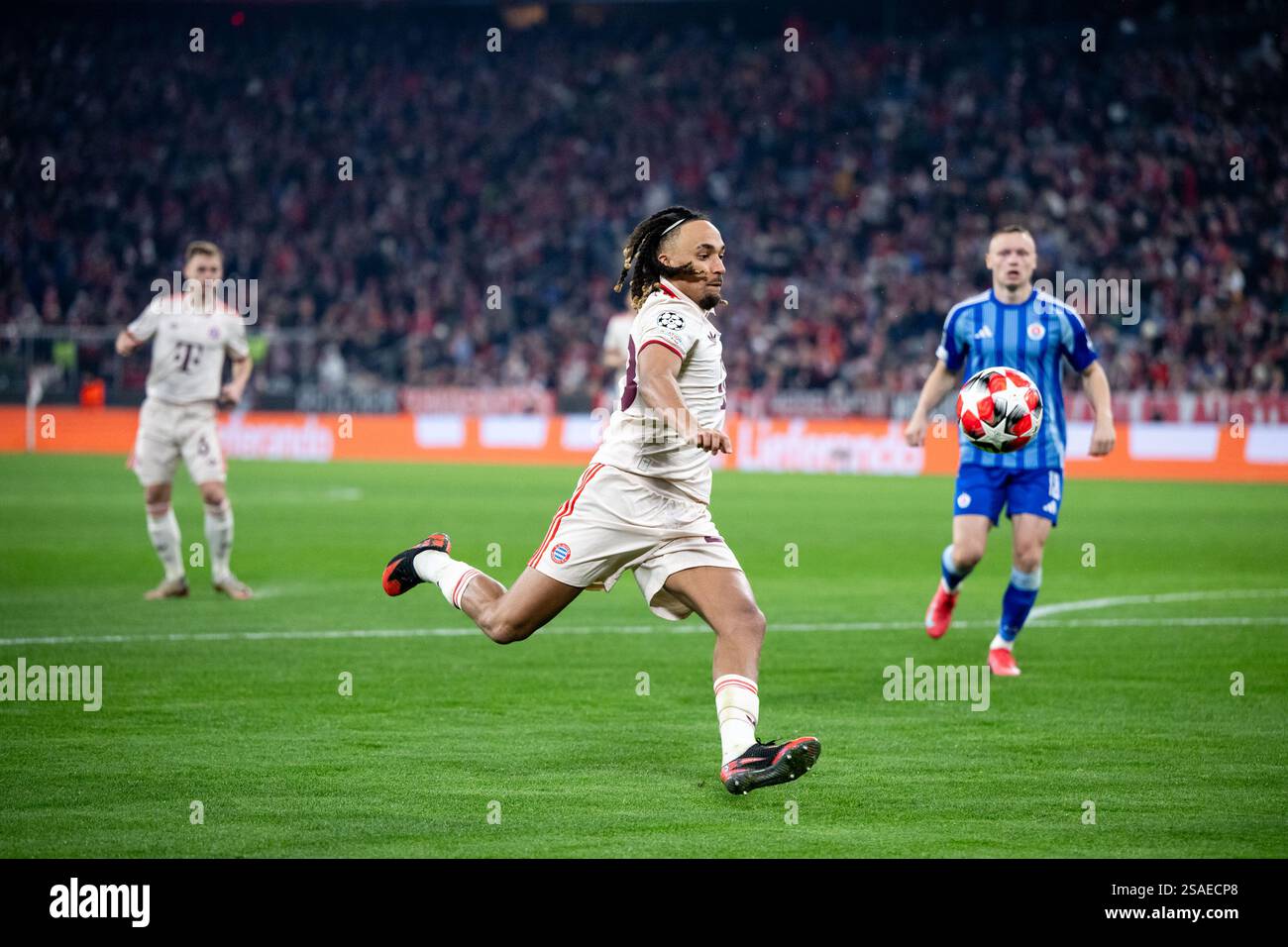 Sacha Boey (FC Bayern Muenchen, #23) am Ball, GER, FC Bayern Muenchen ...