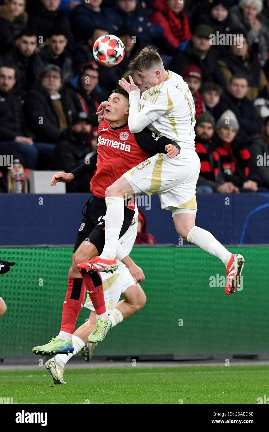 Patrik Schick ( Bayer 04 Leverkusen ) im Zweikampf mit Adam Sevinsky ( Slavia Prag ). GER, Bayer ...