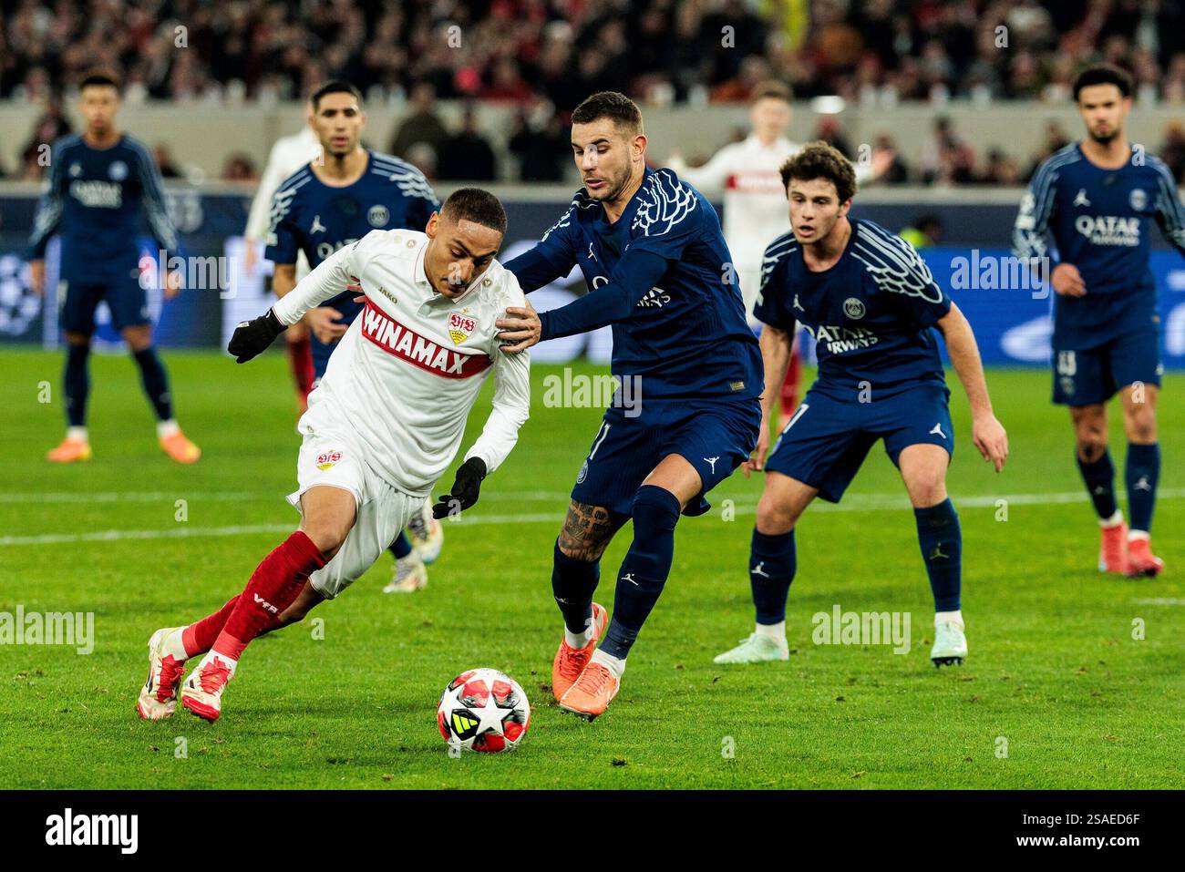 Stuttgart, Deutschland. 29th Jan, 2025. Zweikampf Enzo Millot (VfB Stuttgart, 8), Lucas ...