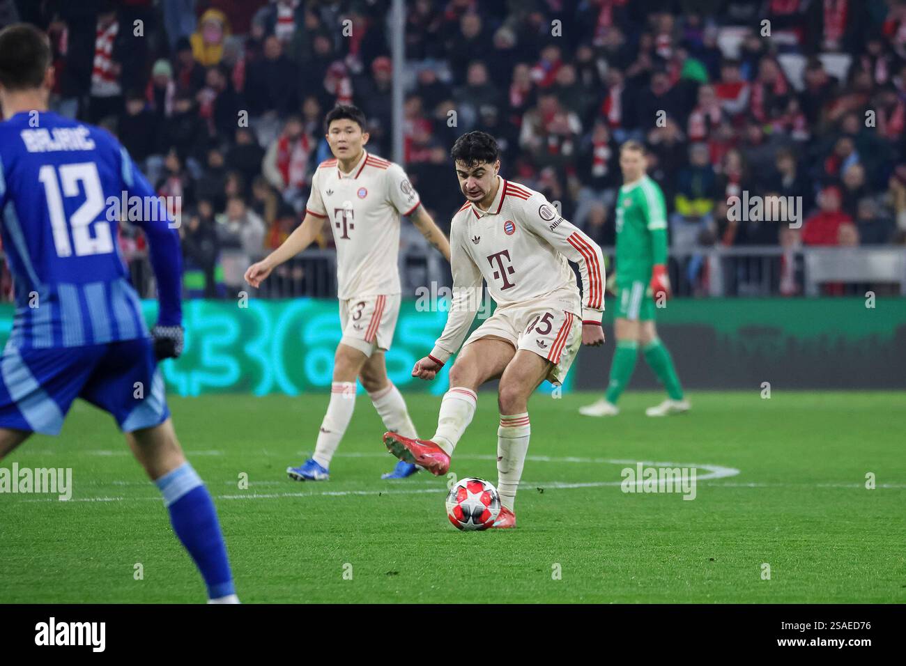 Muenchen, Deutschland. 29th Jan, 2025. Aleksandar Pavlovic (FC Bayern ...