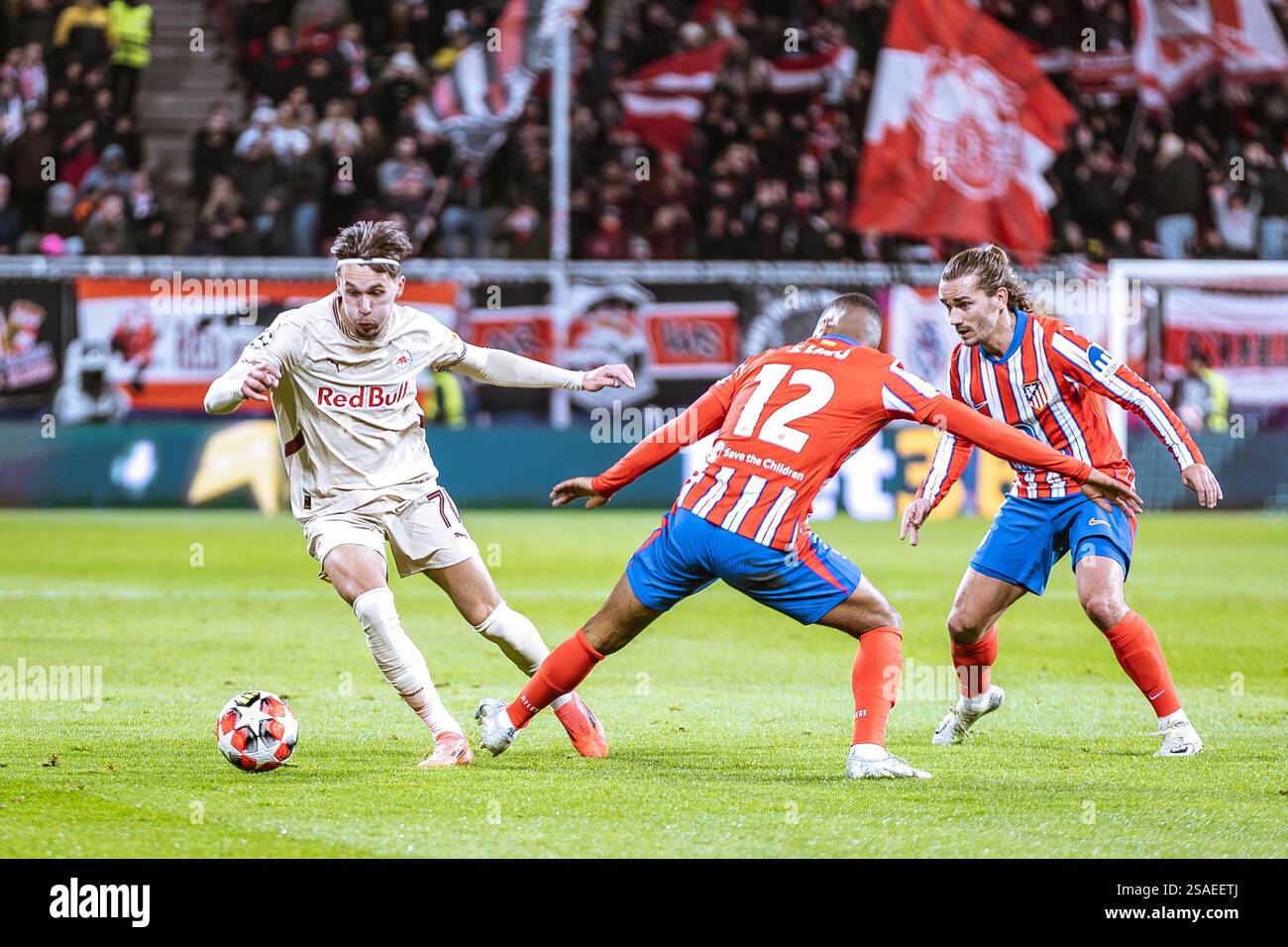 ABD0232 20250129 - SALZBURG - ÖSTERREICH: v.l. Amar Dedic (FC Red Bull ...