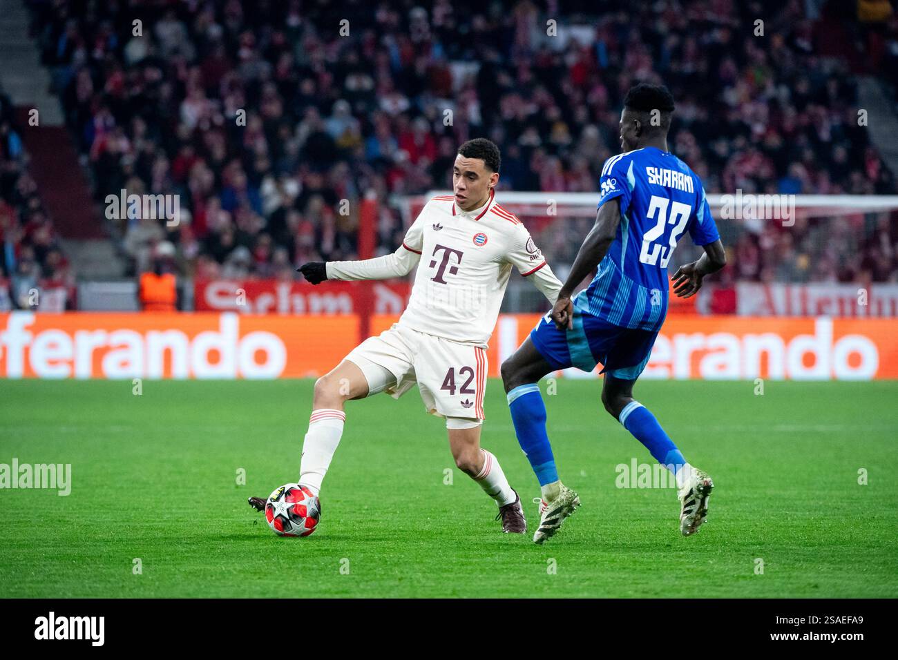 Jamal Musiala (FC Bayern Muenchen, #42) im Zweikampf mit Sharani Zuberu ...