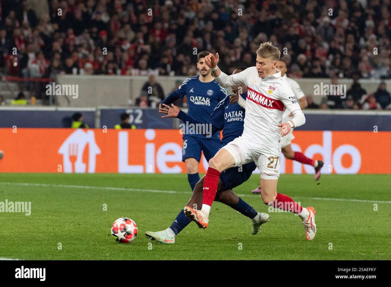 Tor zum 1:4 durch Chris Fuehrich (VfB Stuttgart #27), li. Willian Pacho (Paris Saint-Germain ...