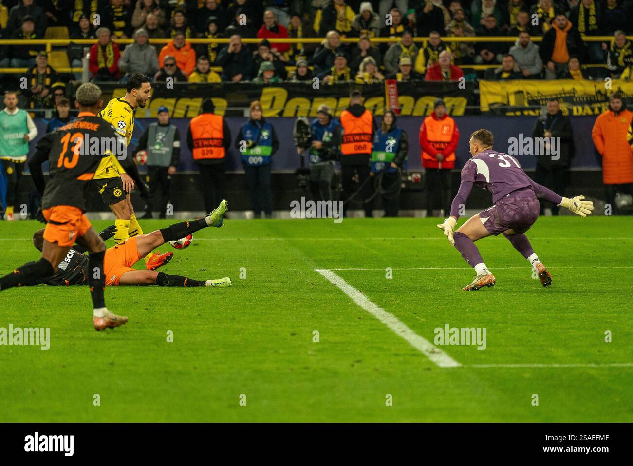 Das Tor zum 3:1 durch Ramy Bensebaini (Borussia Dortmund 09, #05), GER ...
