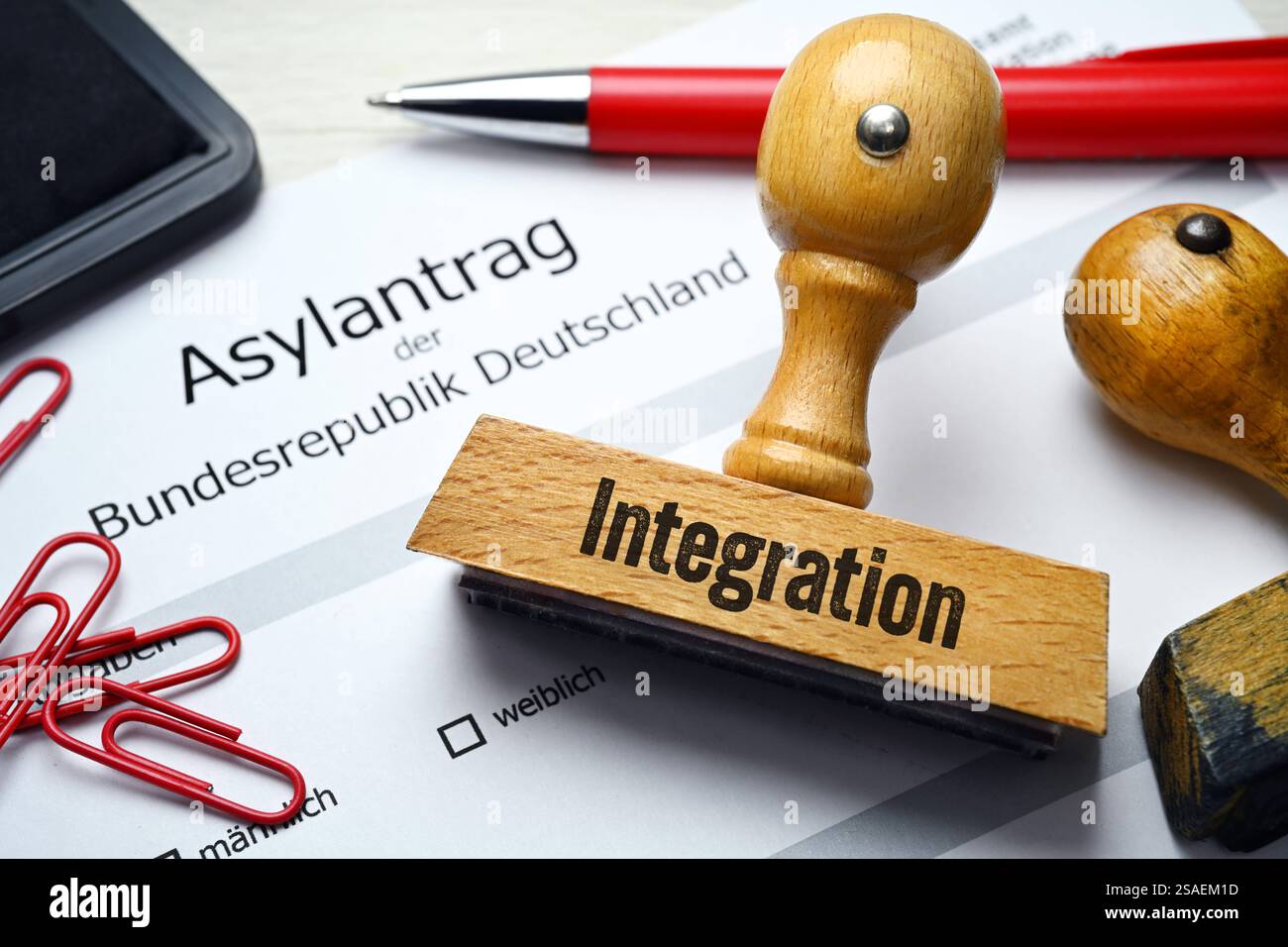 FOTOMONTAGE, Asylantrag mit Stempel und Aufschrift Integration *** FOTOMONTAGE, asylum ...