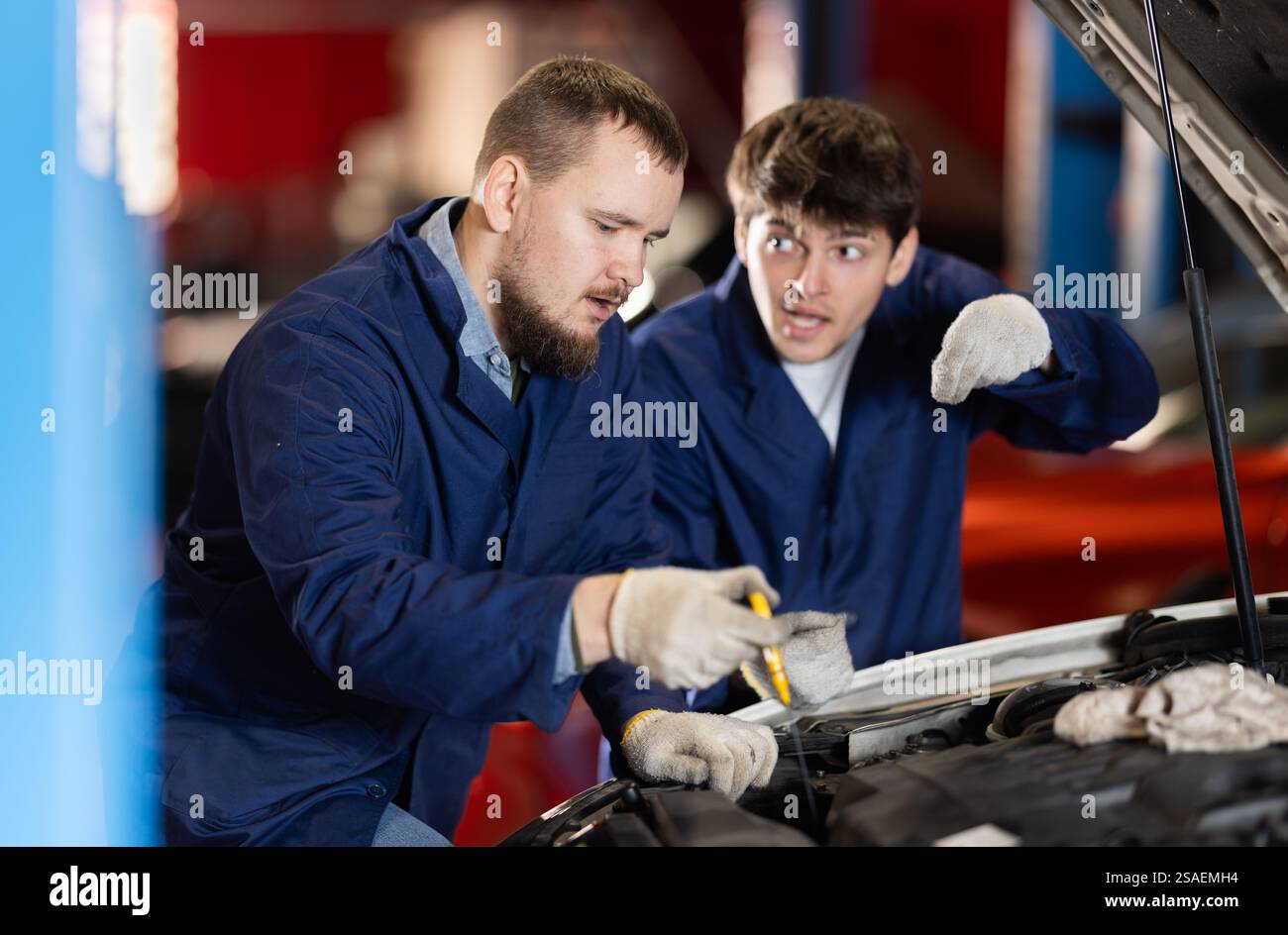 Mechanics to fix the car Stock Photo - Alamy