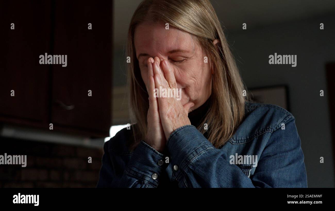 Barbara Teed unpacks a Meals on Wheels deliver for herself and her ...