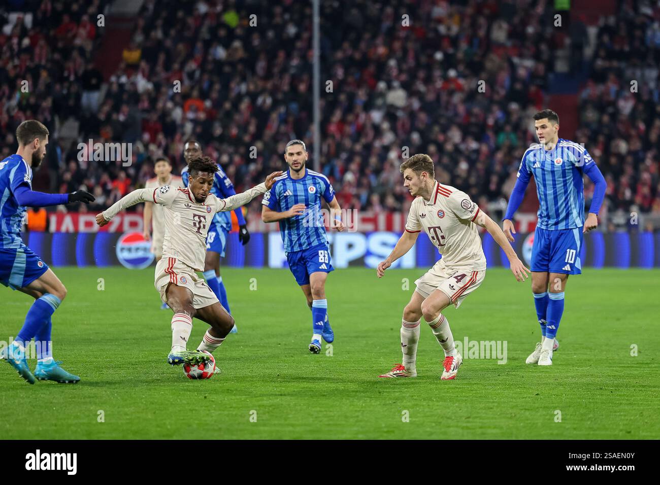Kingsley Coman (FC Bayern Muenchen, #11) mit Ball mit Josip Stanisic ...